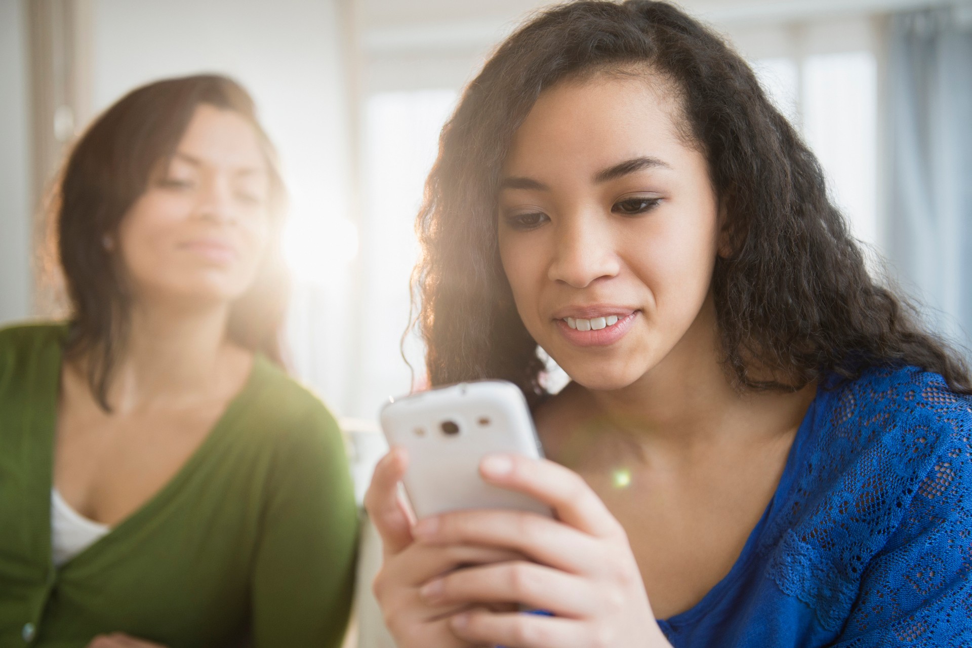 6 Family Chat Apps to Keep Track of Everyone's Whereabouts | NewFolks